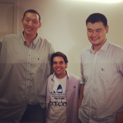 Kaka, entre Yao Ming y Sun Ming Ming. - ExtraTecno